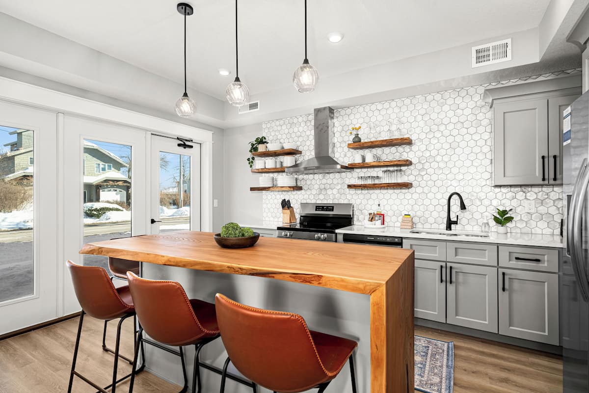 Geladeira grande, micro-ondas, fogão, cooktop