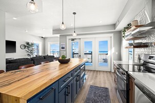 Condo superluxo, 2 quartos, 2 banheiros, vista para o lago | Cozinha privada | Geladeira grande, micro-ondas, fogão, cooktop