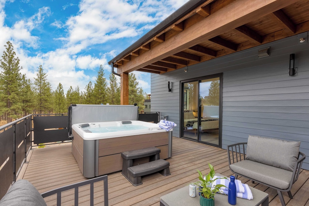 Sleeps 20 4 Units, Hot Tub, Deck, Near Downtown+old Bend Aerie By Avantstay - Bend, OR