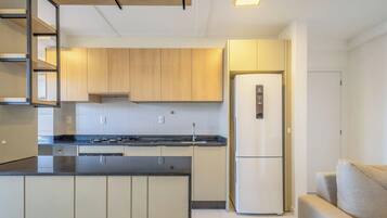 Cozinha moderna com ilha central, eletrodomésticos embutidos e design minimalista.