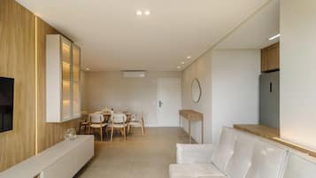 Apartamento Básico | Sala de estar | Televisor