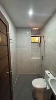 Estúdio standard, 1 cama Queen, para não fumantes, banheiro privativo | Banheiro | Chuveiro, secador de cabelo, chinelos, toalhas de banho