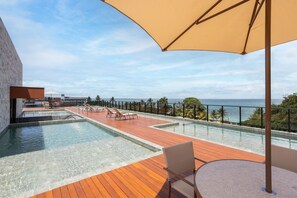 2 piscinas exteriores