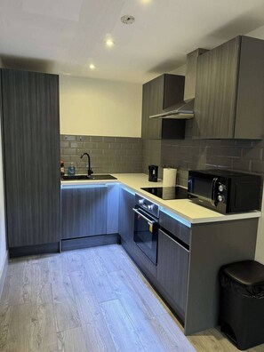 Geladeira, micro-ondas, fogão, cooktop