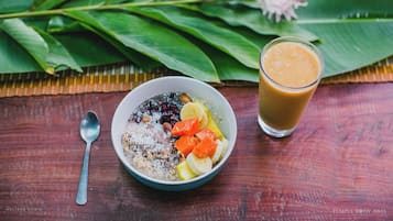 Café da manhã com buffet grátis todos os dias