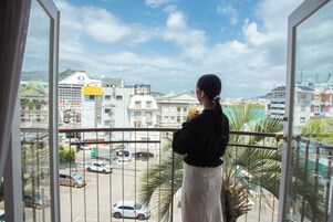 Quarto duplo standard, sacada, vista para a cidade | Terraço/pátio