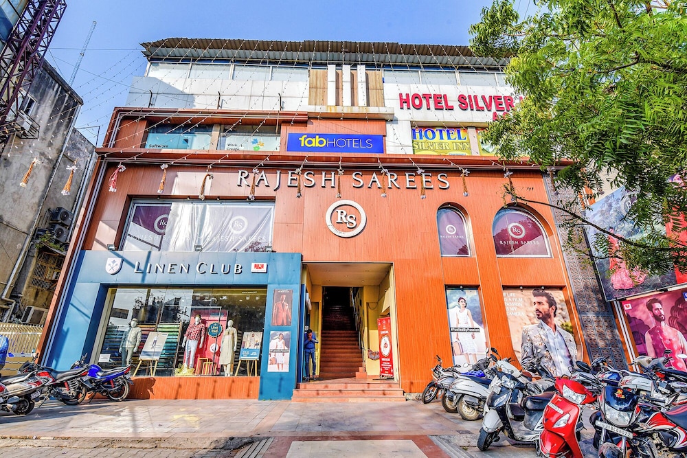 Fabhotel Silver Inn - 구자르트