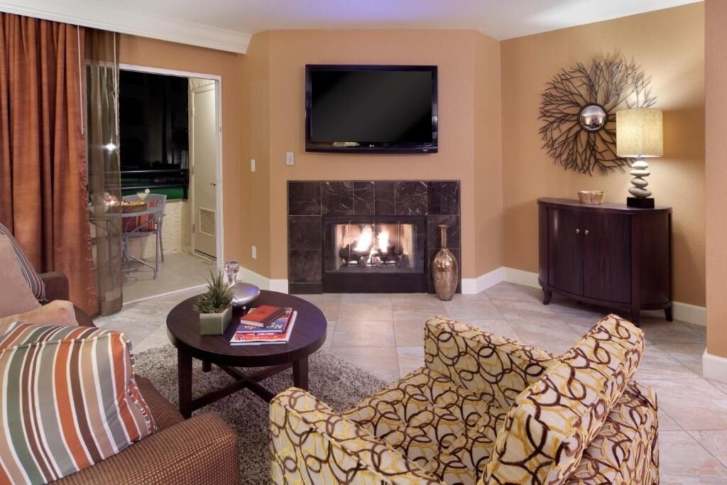 Walk To The Las Vegas Strip! Spacious Villa W/ Kitchen, Balcony & Pools - Henderson, NV