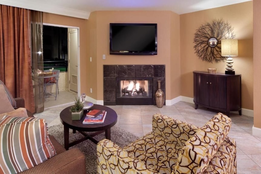 Walk To The Las Vegas Strip! Spacious Villa W/ Kitchen, Balcony & Pools - Henderson