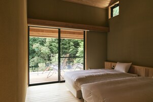 Quarto duplo standard, sacada, vista para a colina | Escrivaninha, Wi-Fi de cortesia, roupa de cama