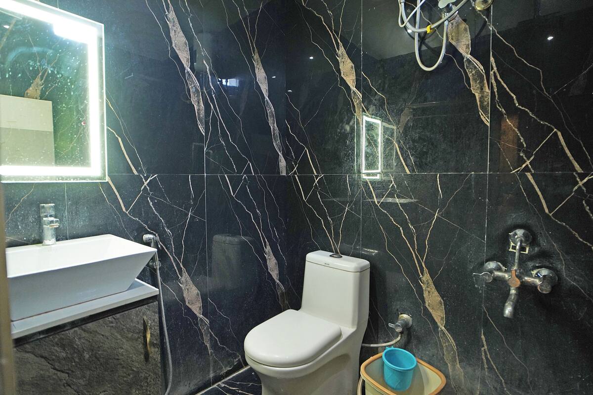 Quarto Duplo Deluxe | Casa de banho | Um polibã, um chuveiro fixo, artigos de higiene ecológicos