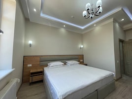 Quarto casal ou duplo standard, vista para a cidade | Espaço de trabalho para notebook, Wi-Fi de cortesia, roupa de cama