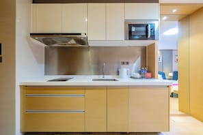 Um frigorífico, um micro-ondas, uma placa de cozinha