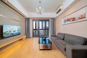 Apartamento Premier | Minibar, cofre no quarto, secretária