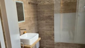 Quarto Duplo ou Twin Comfort, vista para o pátio | Casa de banho