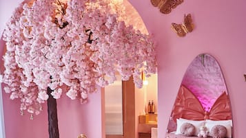 Suite, varanda, Vista para a cidade | Cofre no quarto, cortinas/cortinados opacos, quartos insonorizados