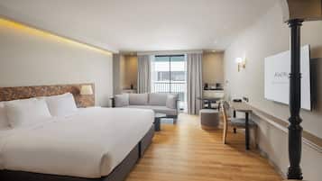 Suite Double Room | Cofre no quarto, secretária, cortinas/cortinados opacos