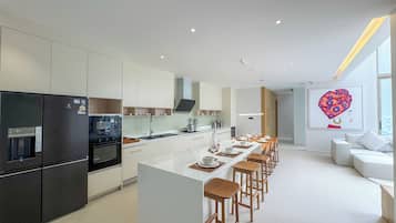 Vila superluxo, piscina particular, vista para a piscina | Cozinha privada | Cadeirão de bebê
