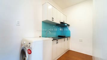 Estúdio Deluxe, varanda | Secretária, secretária adequada para computadores portáteis