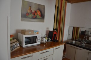 Apartamento Comfort, varanda, Vista para a cidade | Cozinha privada | Uma chaleira elétrica, uma torradeira 