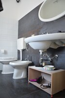 Apartamento Comfort, varanda, Vista para a cidade | Casa de banho | Um secador de cabelo, chinelos, um bidé, toalhas fornecidas