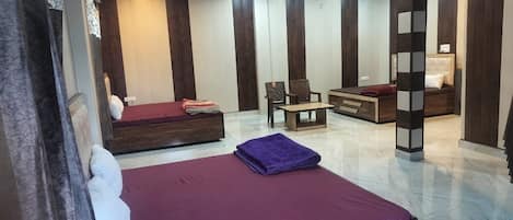 Quarto quádruplo clássico | Escrivaninha, espaço de trabalho para notebook, quartos à prova de som