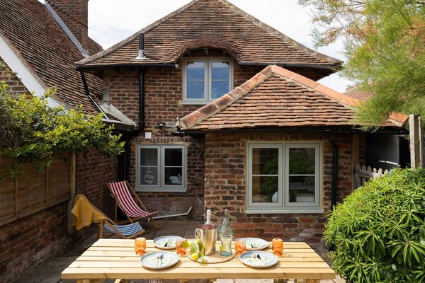 Cosy Character Cottage By The Sea - West Wittering