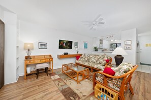 Apartamento em Condomínio Fechado, 2 quartos | Sala de estar | Smart TV 