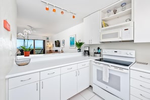 Apartamento em Condomínio Fechado, 2 quartos | Cozinha privada | Um frigorífico, um forno, uma cafeteira/bule, uma torradeira 