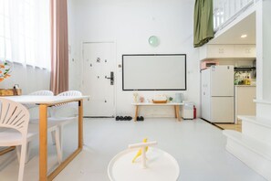 Suite, 2 quartos | Sala | Televisor 