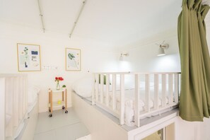 Suíte, 2 quartos | Cortinas blackout, ferros/tábuas de passar roupa, Wi-Fi de cortesia