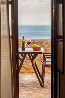 Double Suite with Veranda | Cofre com capacidade para portátil, secretária