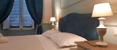 Quarto Clássico, Vista para a cidade | Cofre no quarto, secretária