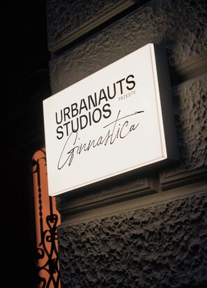 Placa para URBANAUTS STUDIOS com uma assinatura.