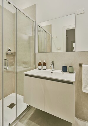 Estúdio Comfort, Vista para a cidade | Casa de banho | Um polibã, um secador de cabelo, um bidé, toalhas fornecidas 