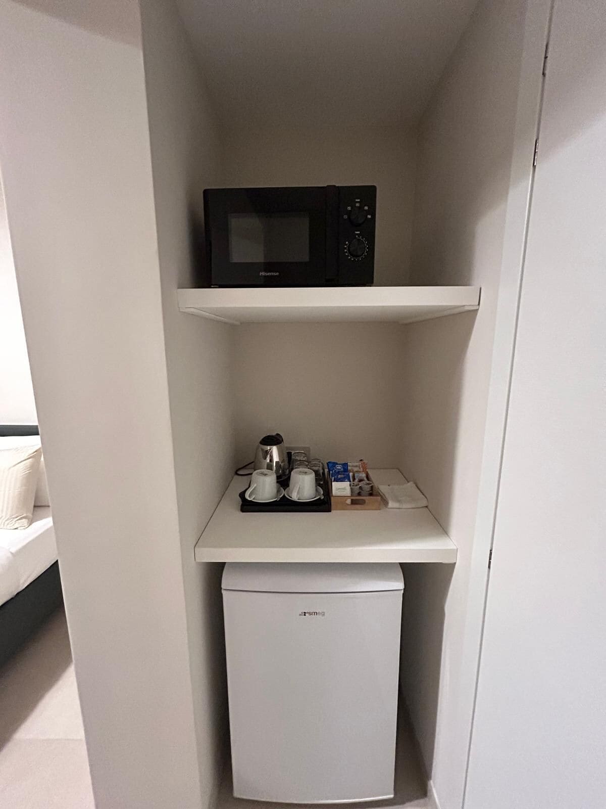 Quarto casal clássico | Cofres nos quartos, espaço de trabalho para notebook, cortinas blackout