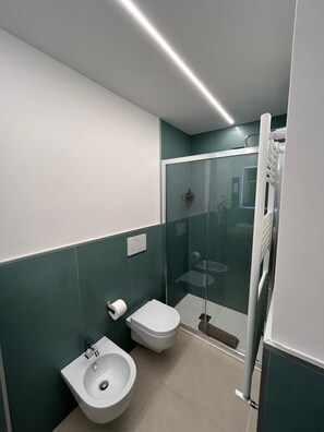 Quarto Clássico com Cama de Casal | Casa de banho | Um polibã, um secador de cabelo, toalhas fornecidas, sabão 