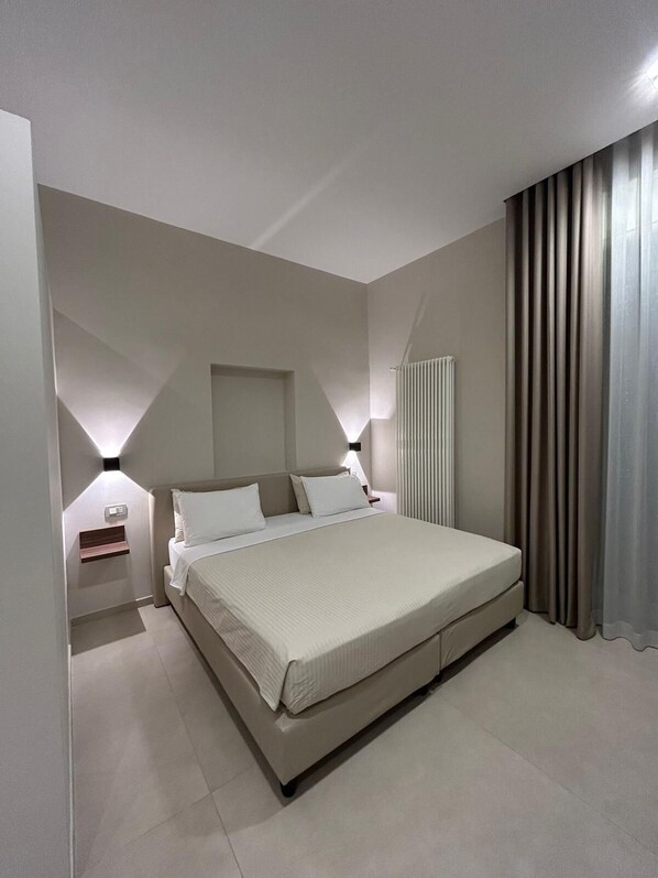 Quarto Quádruplo Familiar | Cofre no quarto, secretária adequada para computadores portáteis