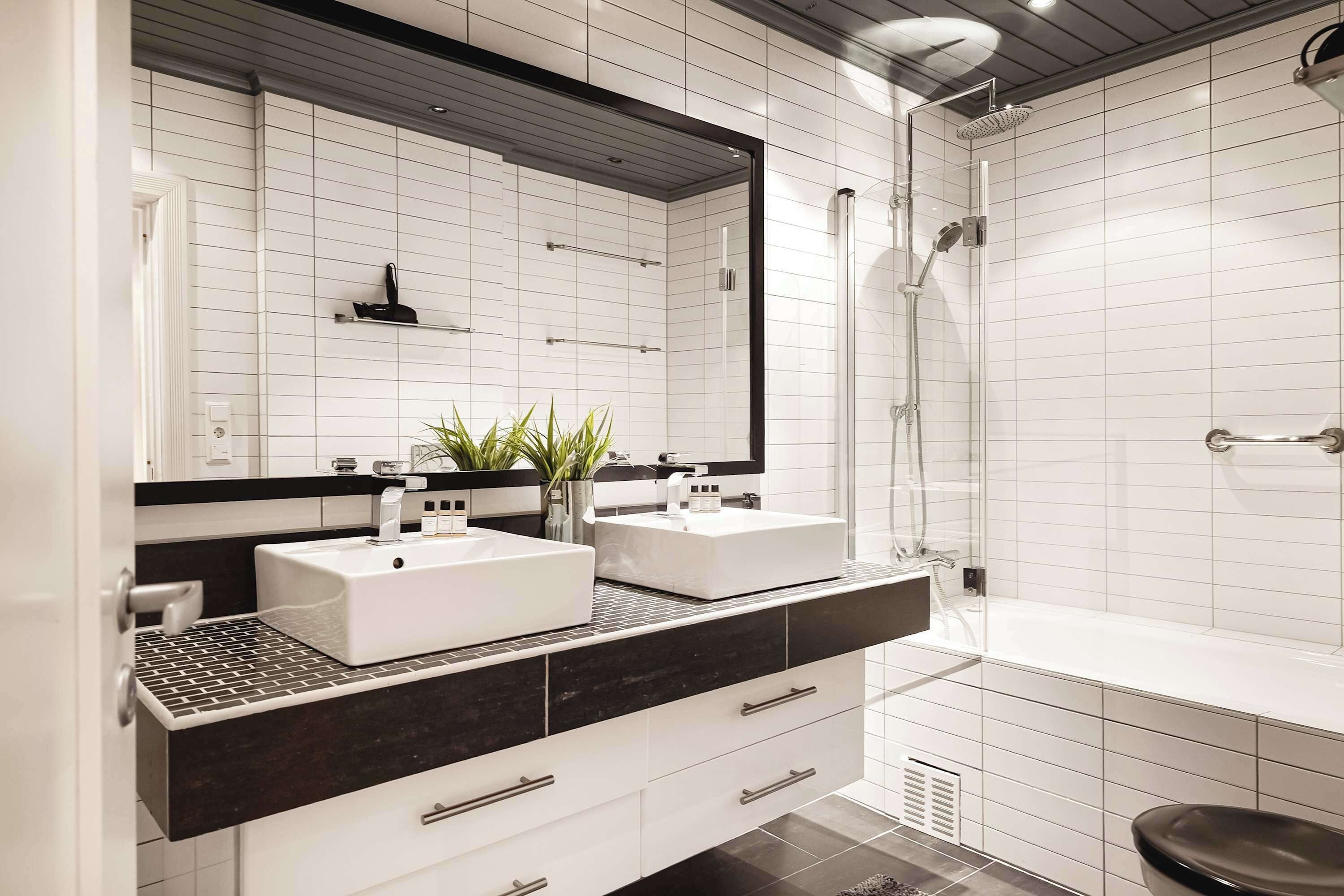 Apartamento Deluxe, vários quartos, varanda, Vista para a cidade | Casa de banho | Um polibã, artigos de higiene pessoal grátis, um secador de cabelo 