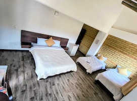 Quarto Quádruplo, varanda, vista para a colina | Secretária, secretária adequada para computadores portáteis