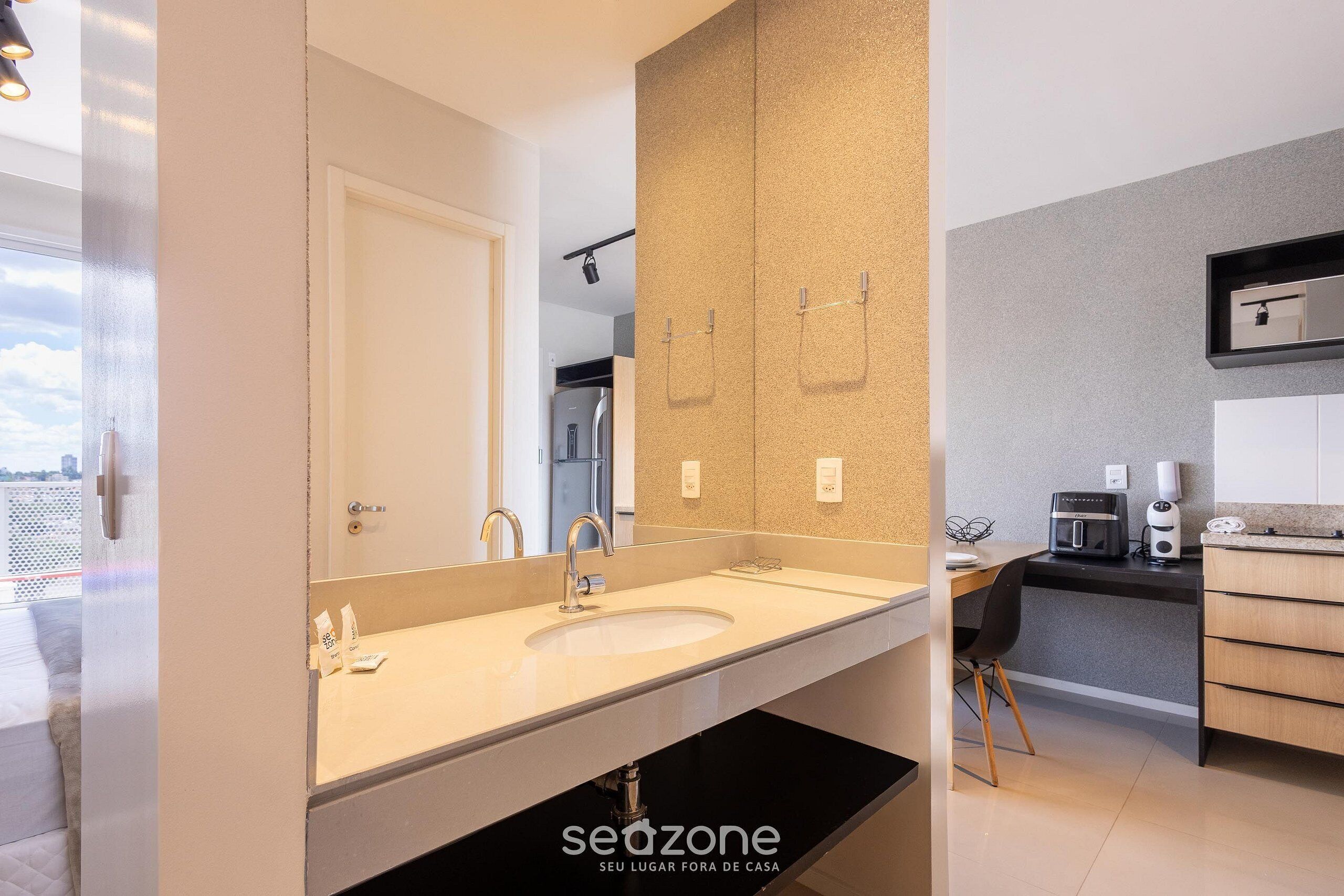 Apartamento Básico | Casa de banho | Um polibã, artigos de higiene pessoal grátis 