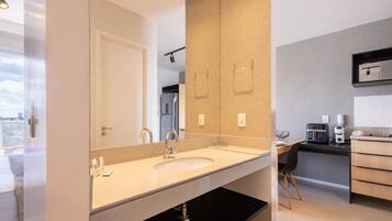 Apartamento Básico | Casa de banho | Um polibã, artigos de higiene pessoal grátis