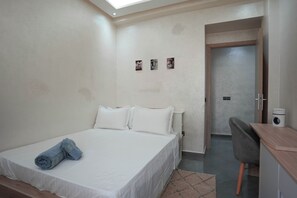 Apartamento de Luxo, pátio, vista para o jardim | Secretária, secretária adequada para computadores portáteis