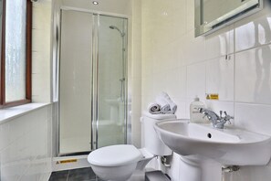 Casa de Campo, várias camas (The Farm House) | Casa de banho | Um polibã, artigos de higiene pessoal grátis, toalhas fornecidas 