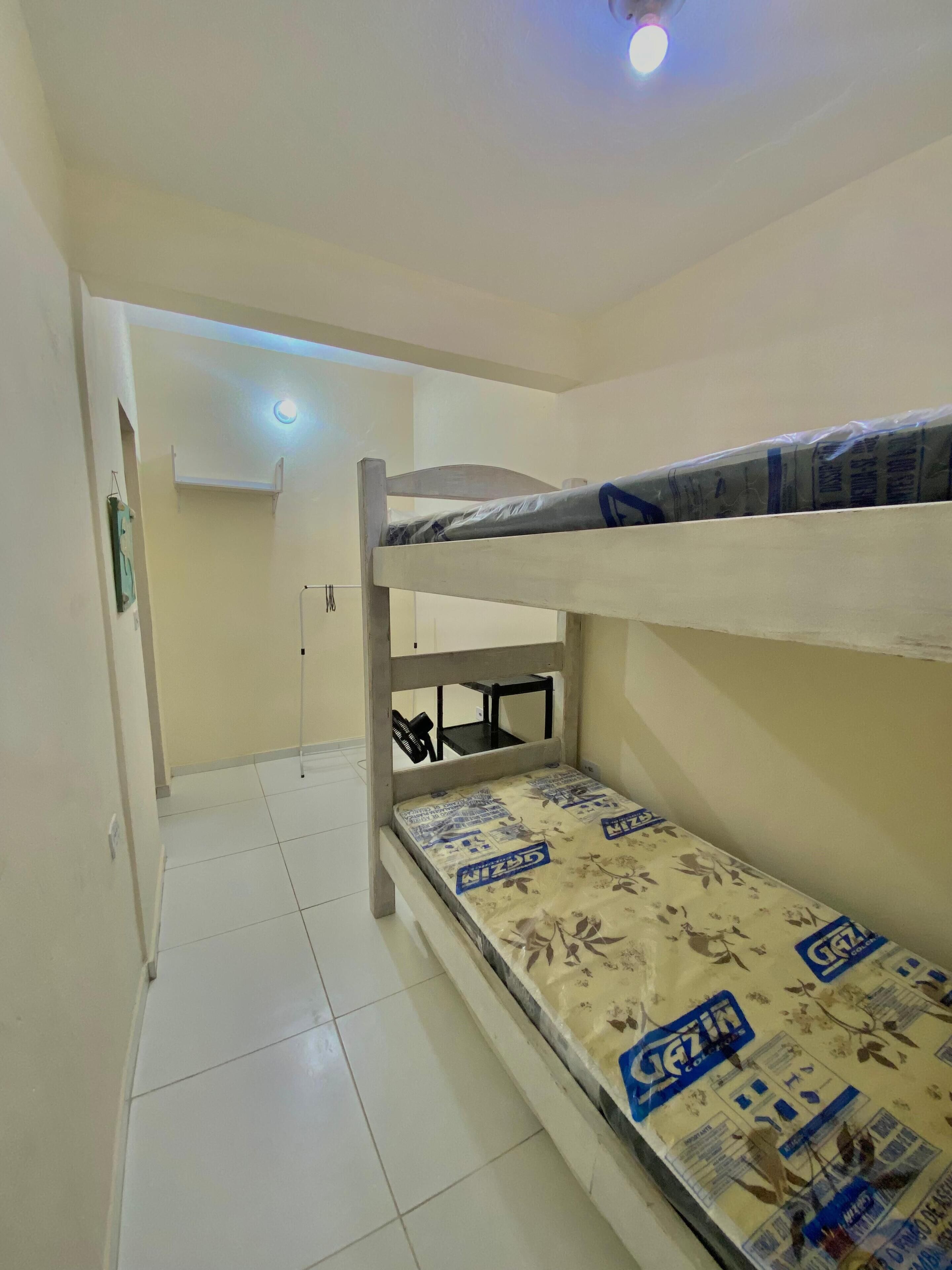 Casa De 03 Dormitórios A 100 Metros Da Praia De Maresias. Quintal Compartilhado. - São Sebastião