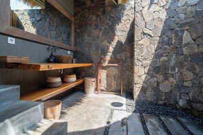 Quarto Duplo Deluxe, vista para o jardim | Casa de banho