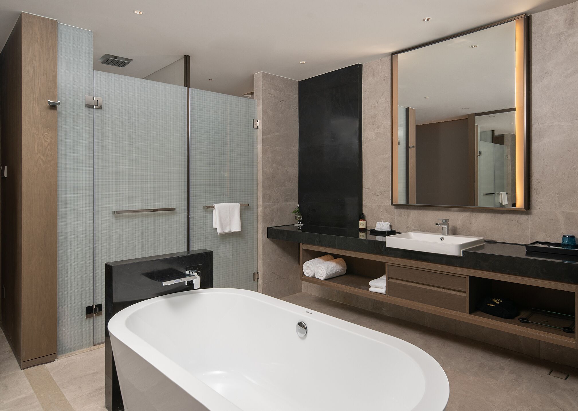 Quarto solteiro conforto, vista para o lago | Banheiro | Secador de cabelo, chinelos, toalhas de banho 