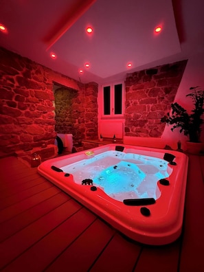 Sauna, banheira de hidromassagem