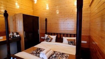 Quarto Duplo Premium, vista para a montanha | Sala de estar | Televisor de ecrã plano de 32 polegadas com canais via satélite