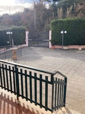 Villa, 2 quartos, acessível, varanda | Terrenos do alojamento
